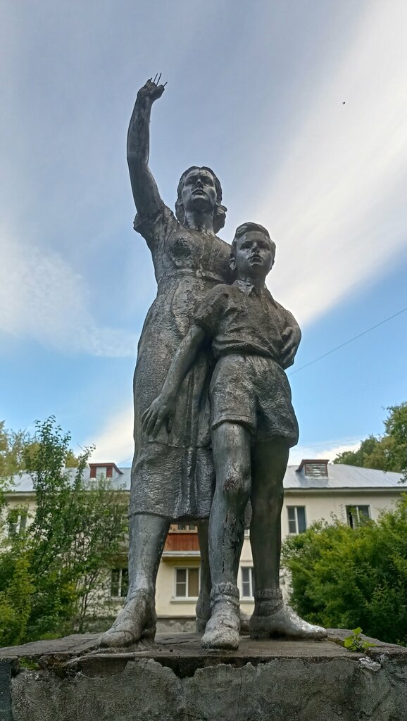Park, sokak heykeli Мама и сын-пионер, Vologda, foto