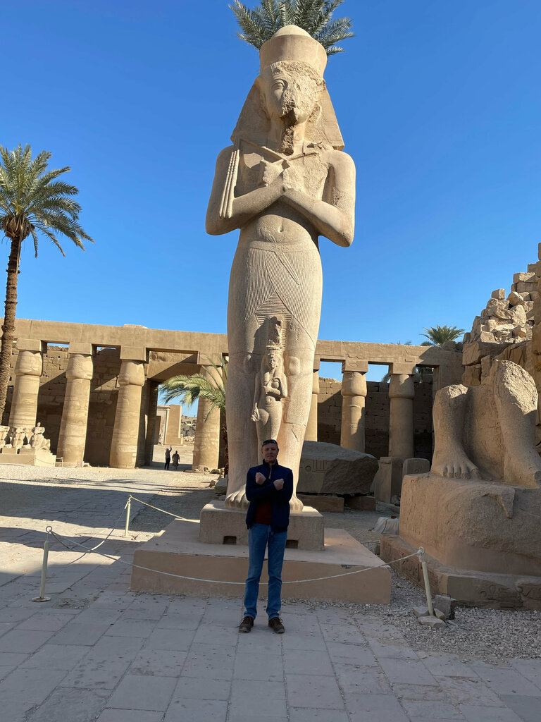 Arkeolojik sit alanı Statue of Ramses II with Nefretari, El‑Uksur, foto