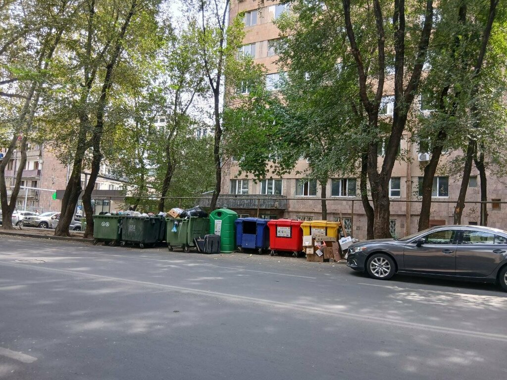 Ayrı çöp toplama noktası Waste sorting point, Erivan, foto