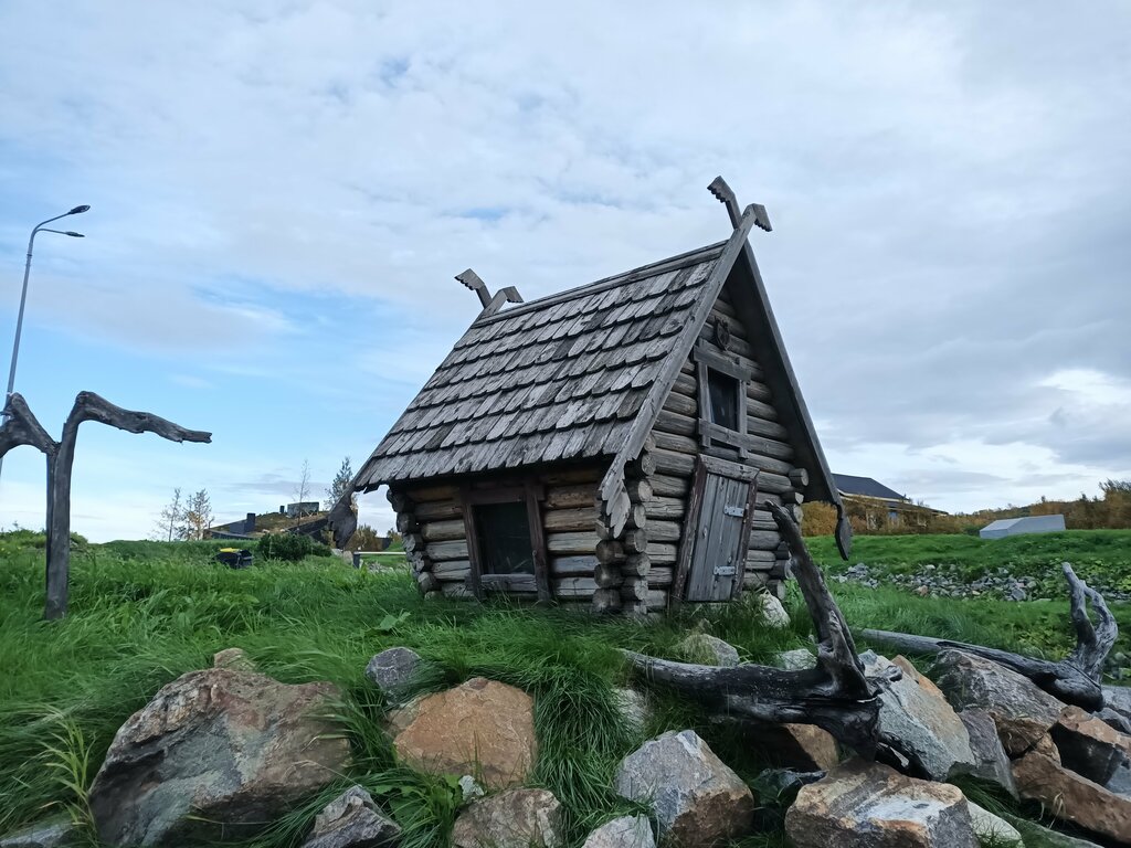 Turistik yerler Арт-объект Избушка, Murmansk, foto