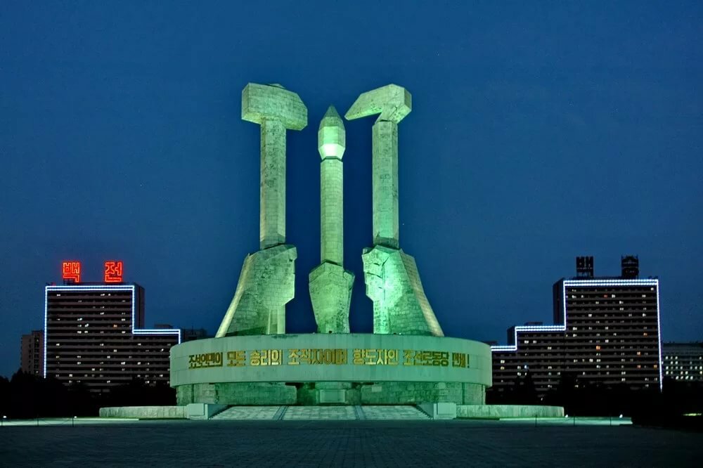 Anıt, heykel Monument to the Workers' Party of Korea Founding, Pyongyang, foto