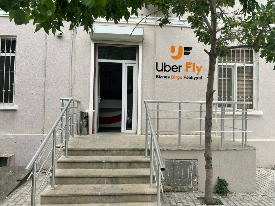Kullan-bırak otomobiller Ubrr Fly, Bakü, foto