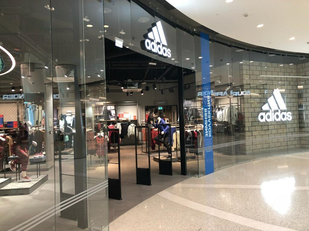 Spor giyim ve ayakkabı Adidas, Moskova, foto