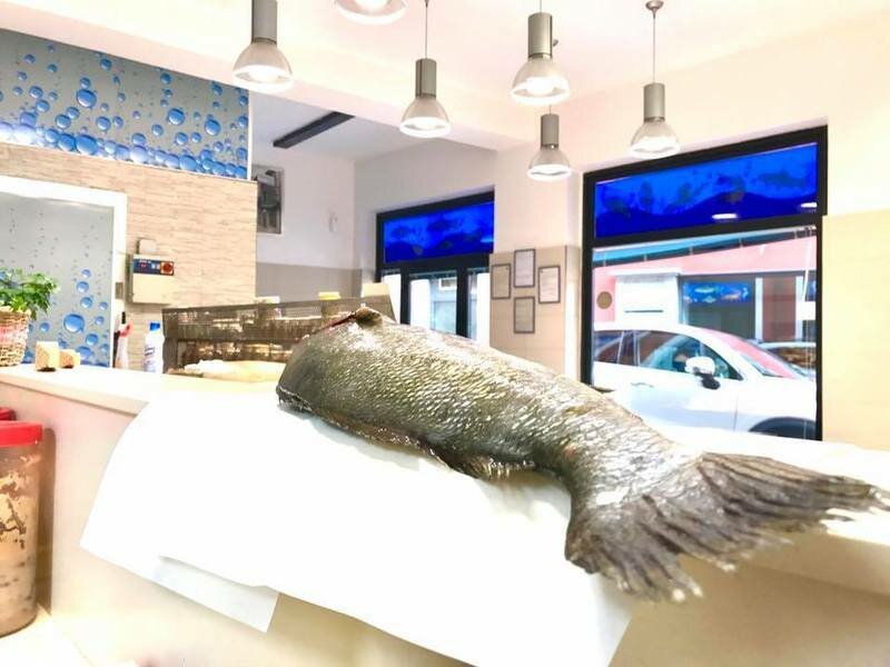Balık çiftçiliği ve toptancıları Pescheria da Natale, Lombardiya, foto