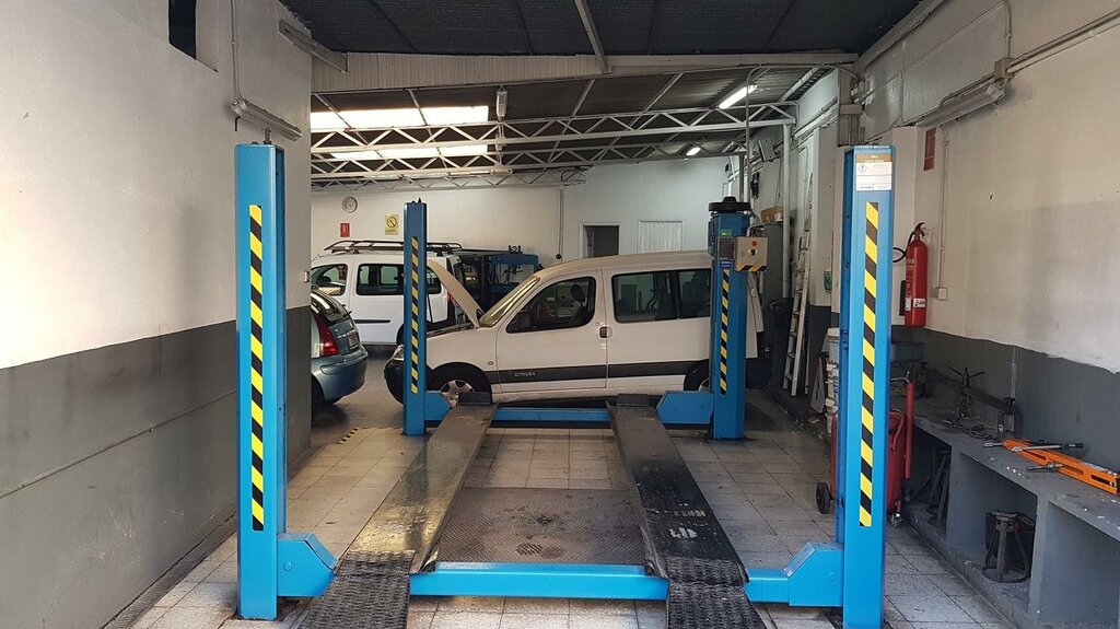 Otomobil servisi Talleres Rufiauto - Talleres Acuña, Vigo, foto