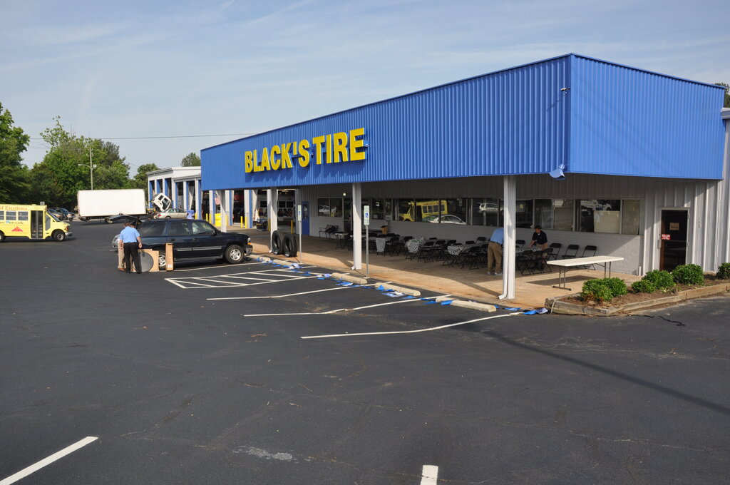 Jant ve lastikçiler Black's Tire & Auto Service, Roli, foto