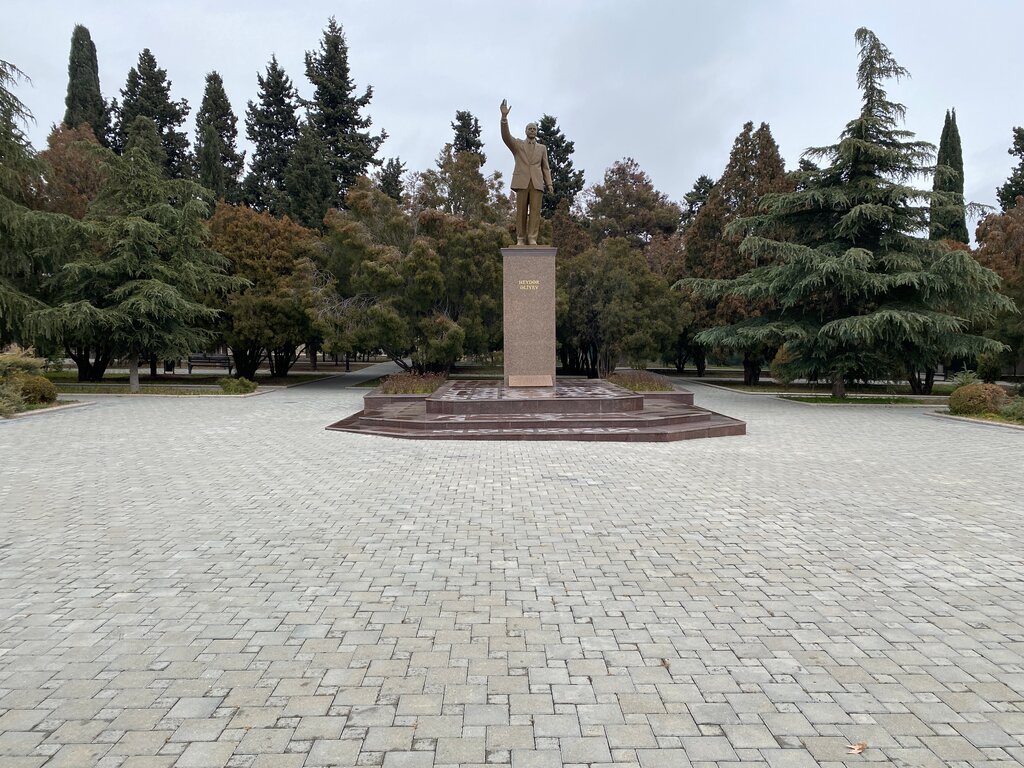 Anıt, heykel Heydər Əlirza oğlu Əliyev, Naftalan, foto