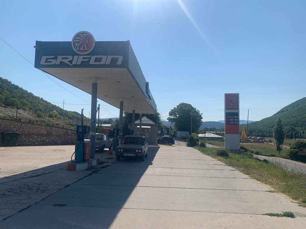 Benzin istasyonu Grifon, Kırım Cumhuriyeti, foto