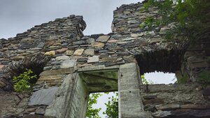 Руины Восточно-карельского народного училища (Republic of Karelia, Pitkyarantskiy munitsipalny okrug, derevnya Kirkonkyulya), turistik yerler  Karelya Cumhuriyeti'nden