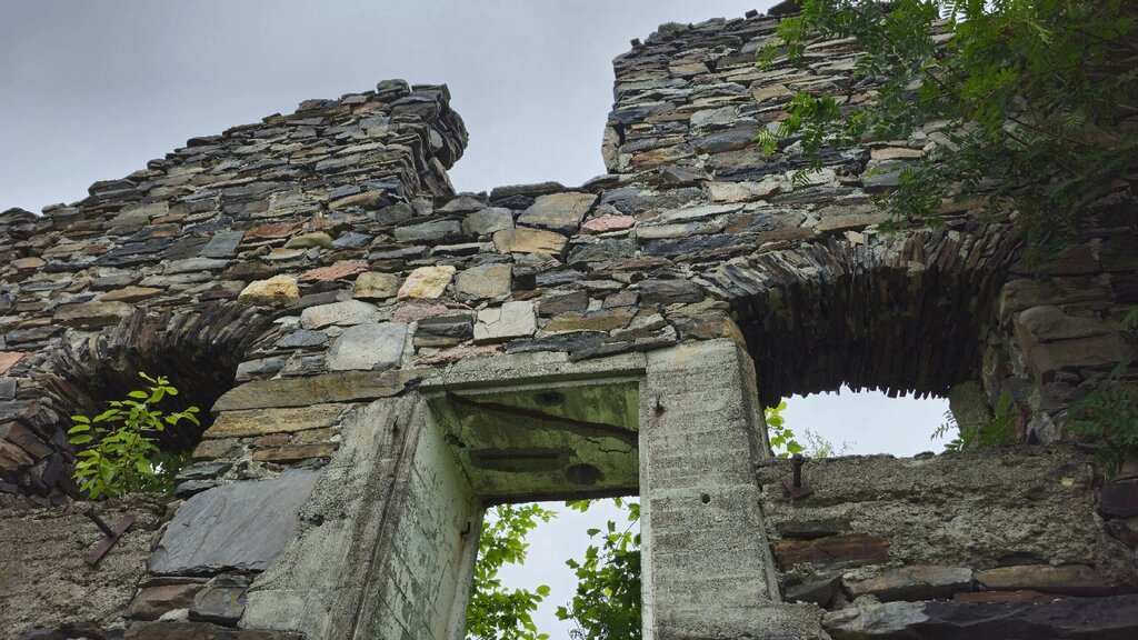 Turistik yerler Руины Восточно-карельского народного училища, Karelya, foto