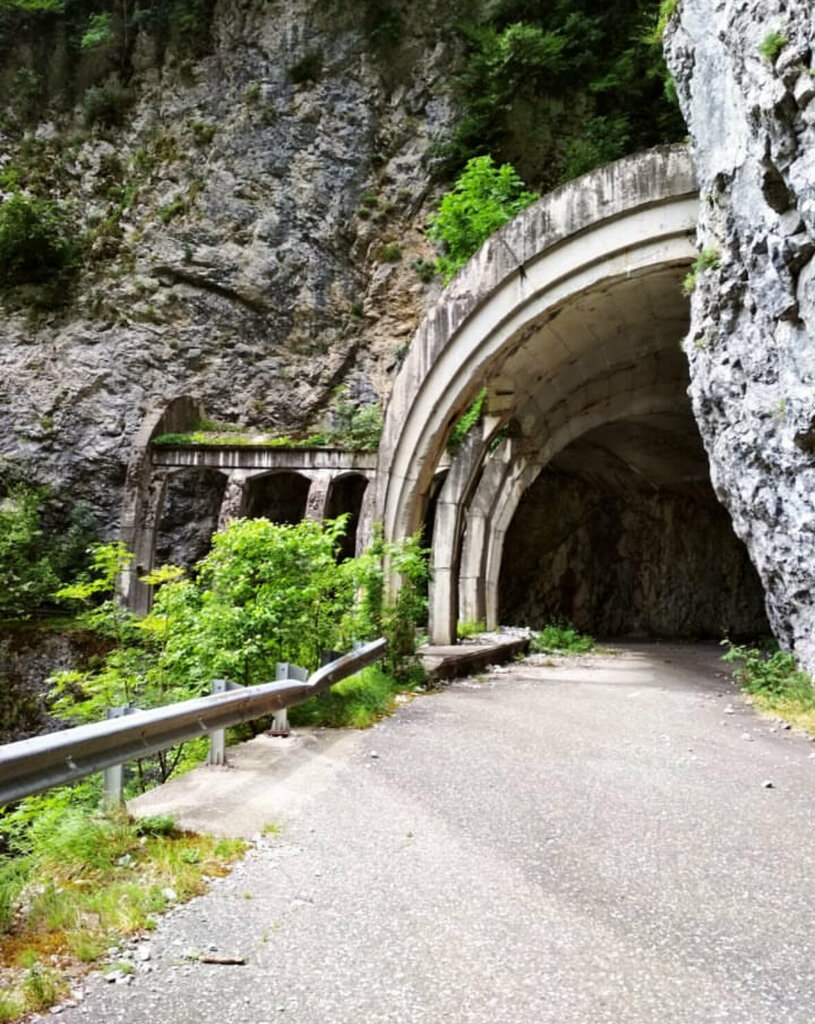 Unutulmaz olayların yeri Начало старой дороги на Красную Поляну, Soçi, foto