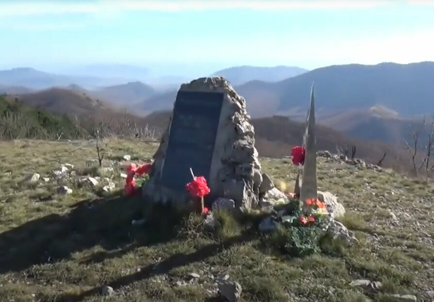Anıt, heykel Памятник на месте боя Судакского партизанского отряда, Kırım Cumhuriyeti, foto
