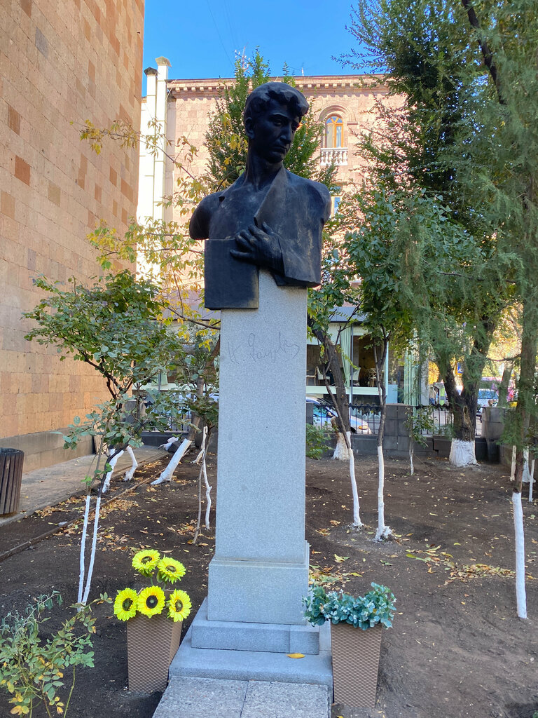 Anıt, heykel Bust of Yeghishe Charents, Erivan, foto