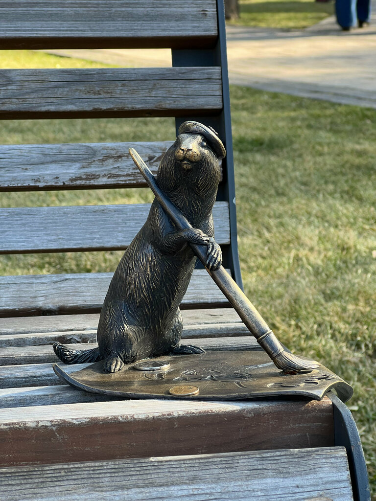 Park, sokak heykeli Суслик-художник Сури, Krasnoyarsk, foto