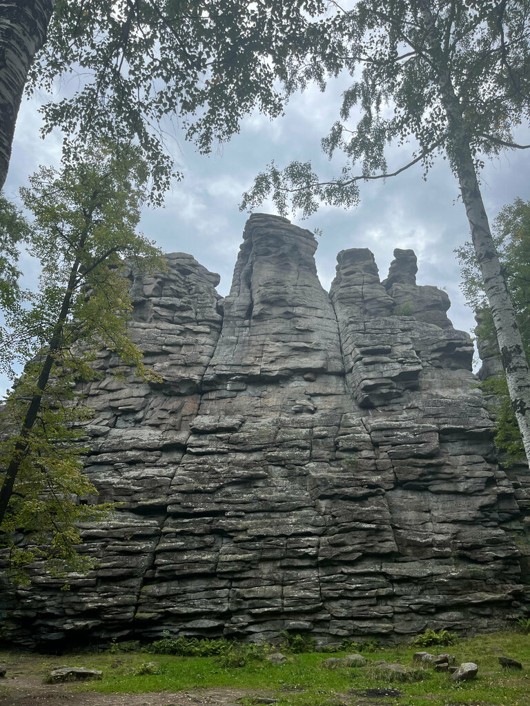 Dağ zirvesi Sem' brat'yev Rocks, Sverdlovskaya oblastı, foto