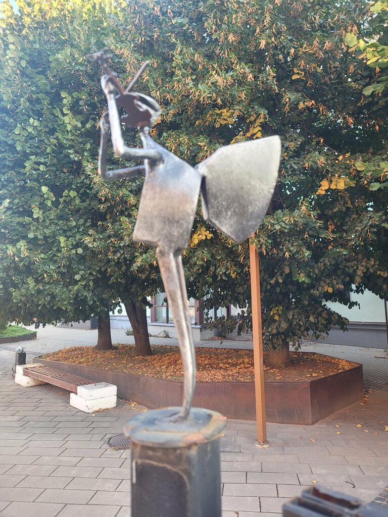 Park, sokak heykeli Смоленский ангел Скрипач, Smolensk, foto