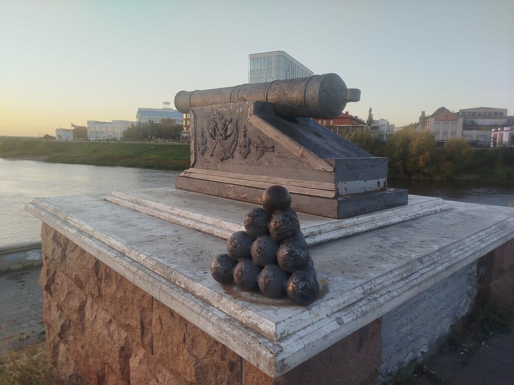 Anıt, heykel Памятный знак Омская крепость, Omsk, foto
