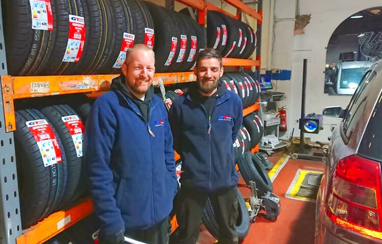Otomobil ekspertizi A+m Tyres Ltd, İngiltere, foto
