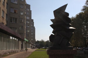 Автопортрет в смятом колпаке (Mira Square No:2), park, sokak heykeli  Kostroma'dan