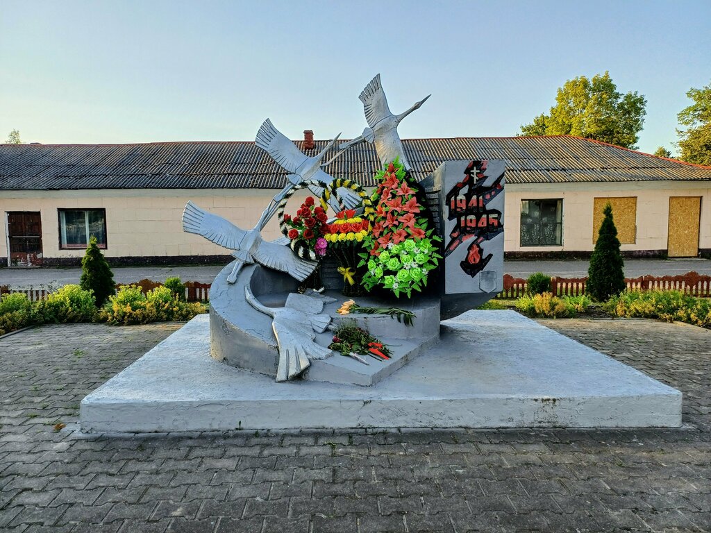 Anıt, heykel Братская могила, Brestskaya oblastı, foto