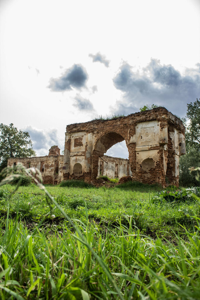 Turistik yerler Брама усадьбы Радзививиллов, Grodnenskaya oblastı, foto