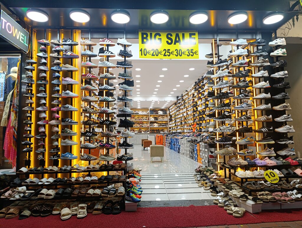 Ayakkabı mağazaları Four Brothers Shoes, Kuşadası, foto