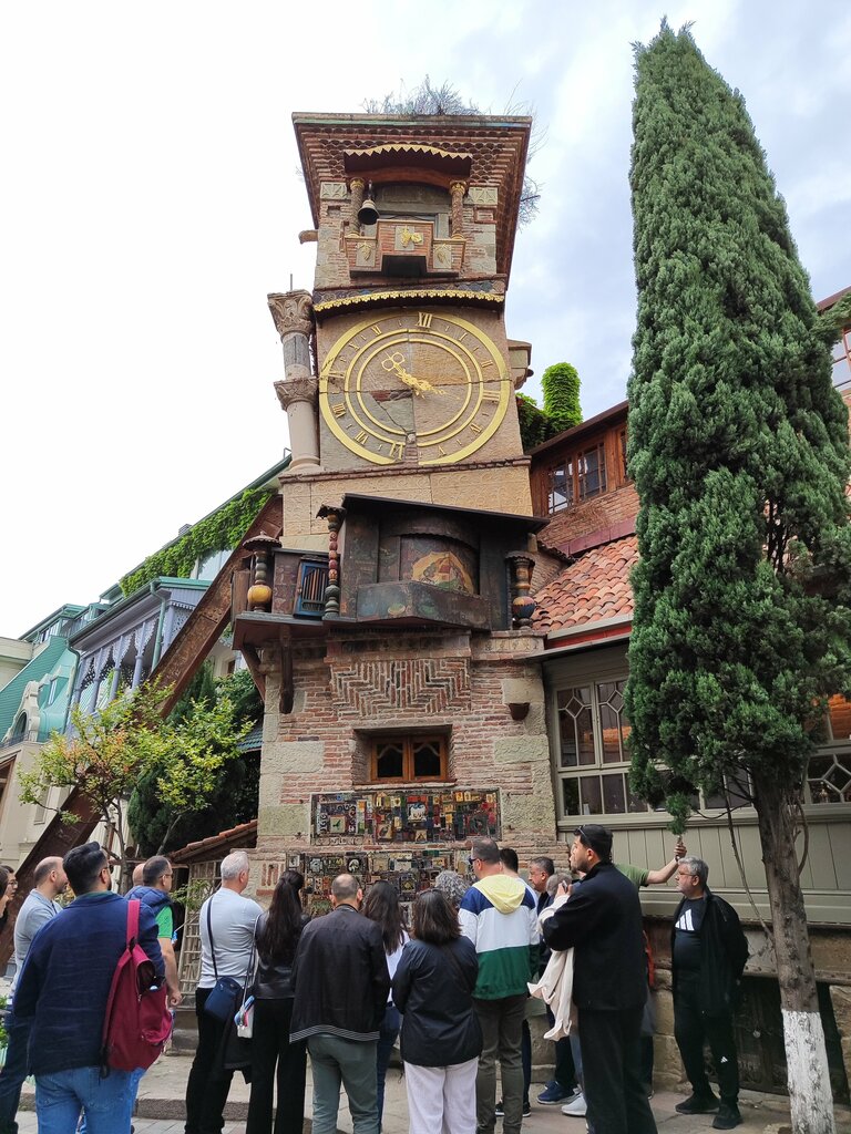 Unutulmaz olayların yeri Часовая башня театра имени Резо Габриадзе, Tiflis, foto