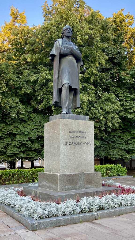 Anıt, heykel Monument to Konstantin Tsiolkovsky, Riazan, foto