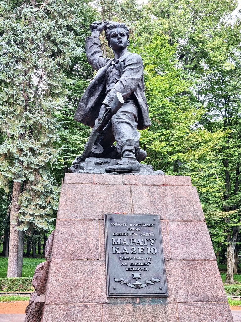 Anıt, heykel Monument Marat Kaziej, Minsk, foto