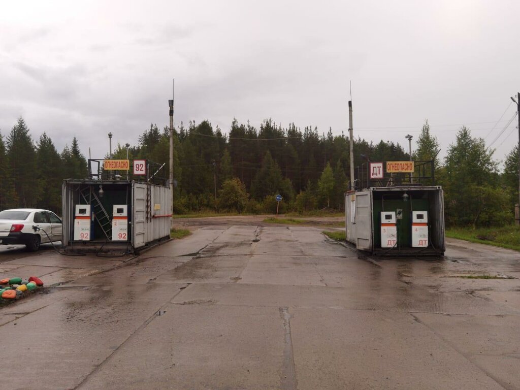 Benzin istasyonu Resurs Oil, Niandoma, foto