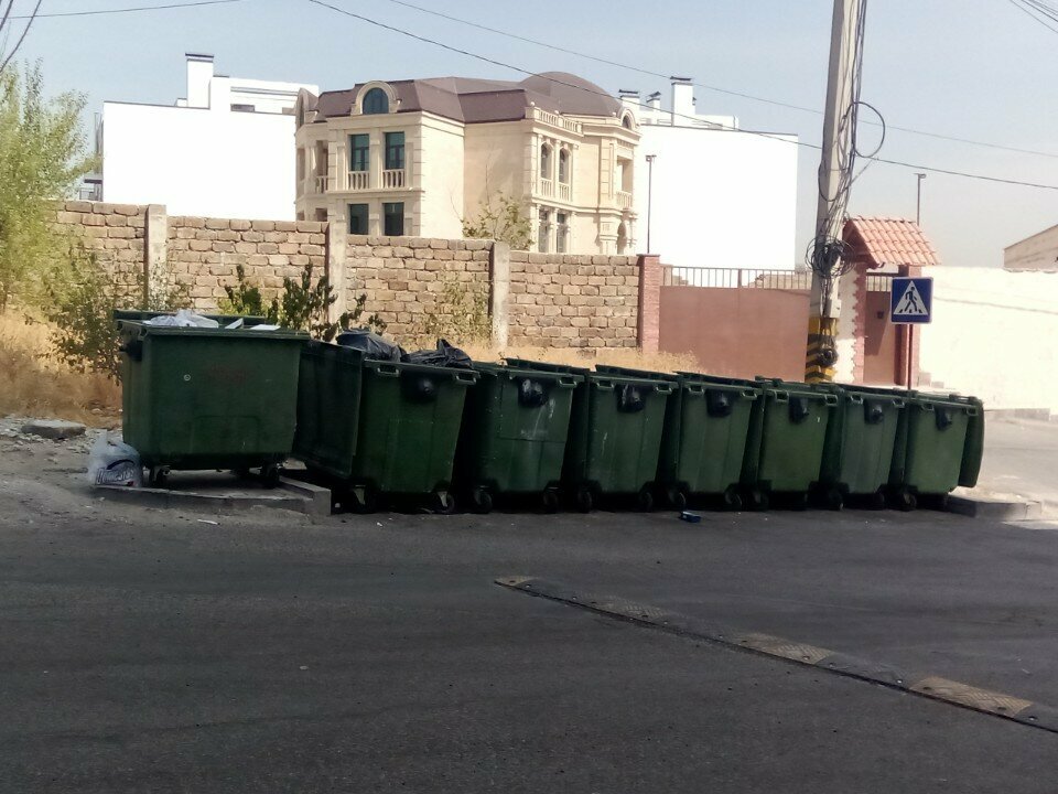 Ayrı çöp toplama noktası Waste sorting point, Erivan, foto
