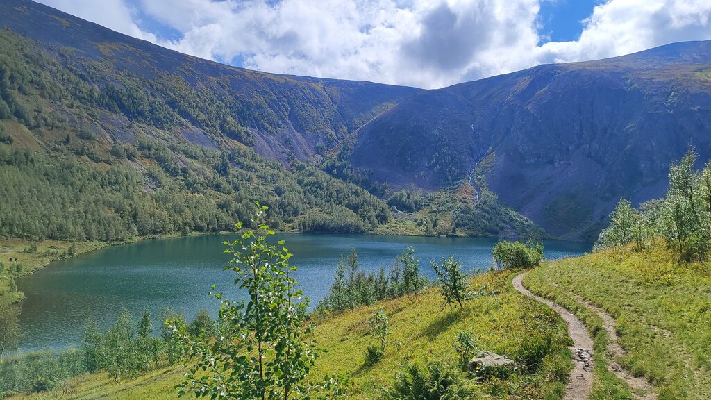 Dağ zirvesi Гора Золотые рога, Hakasya, foto