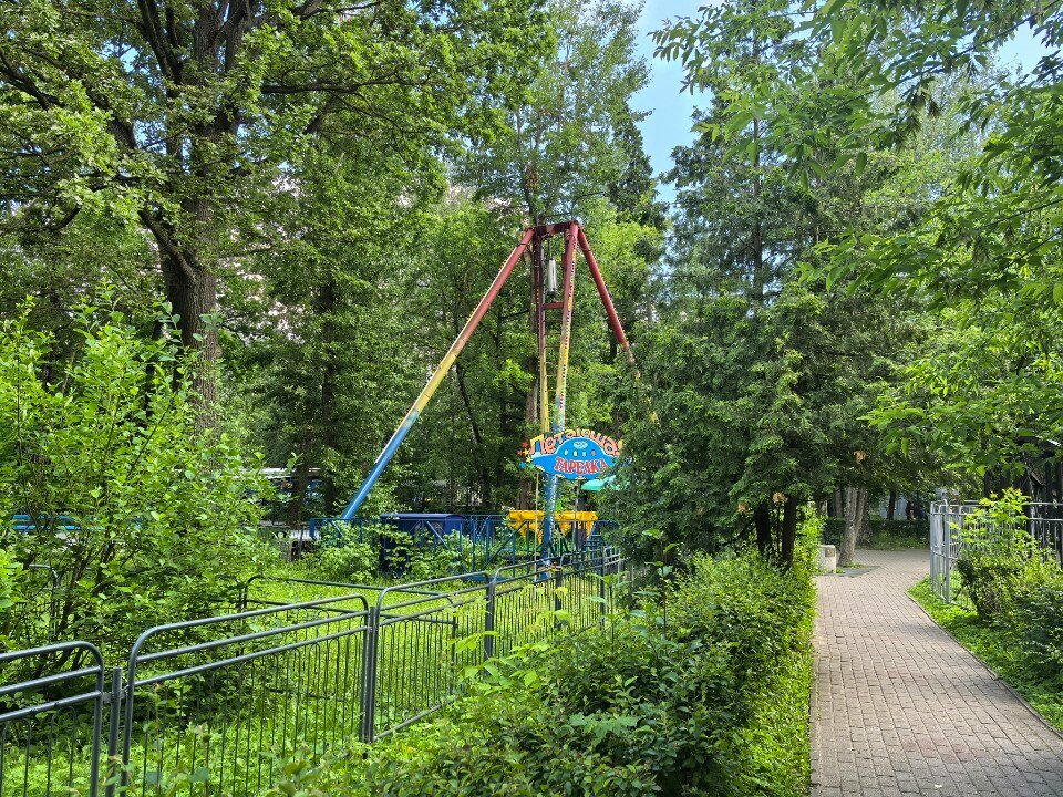 Atraksiyon Letayushchaya tarelka, Moskova, foto