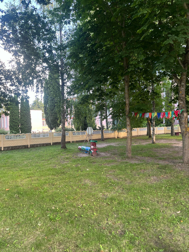 Park, sokak heykeli Паровозик, Myadel, foto