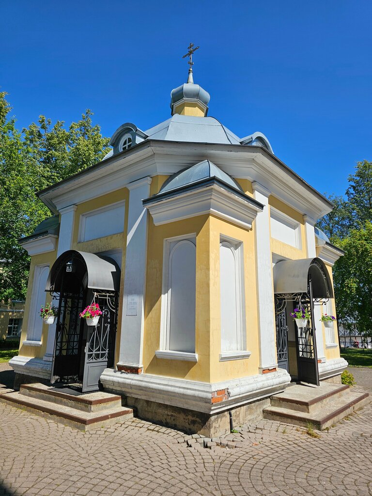 Şapel, haç anıtı Chasovnya Sergiya i Varvary Ostrovskikh vo Vvedeno-Oyatskom monastyre, Saint‑Petersburg ve Leningradskaya oblastı, foto