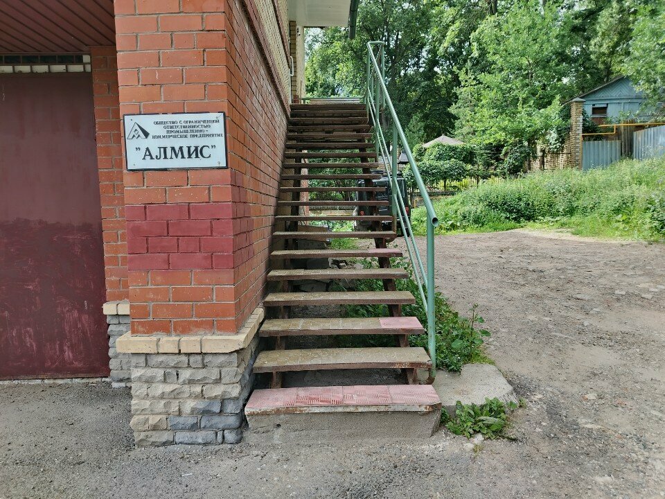 Kerestecilik, ağaç satışı Promyshlenno-kommercheskoye predpriyatiye Almis, Kirov, foto