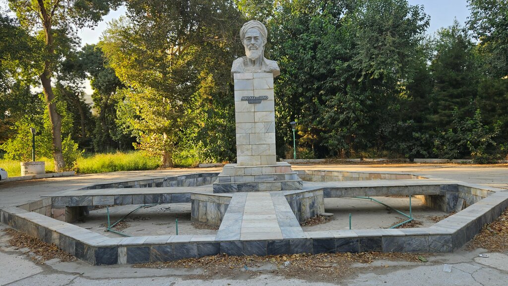 Anıt, heykel Abu Ali ibn Sina, Buhara, foto