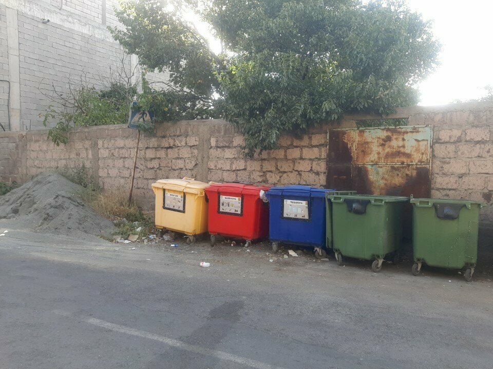 Ayrı çöp toplama noktası Waste sorting point, Erivan, foto