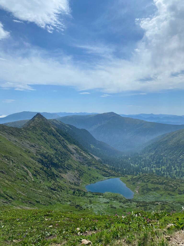 Dağ zirvesi Chersky Peak, İrkutskaya oblastı, foto