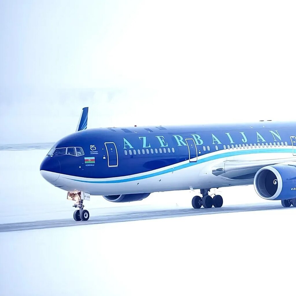 Havacılık şirketleri Azerbaijan Airlines, Dubai, foto