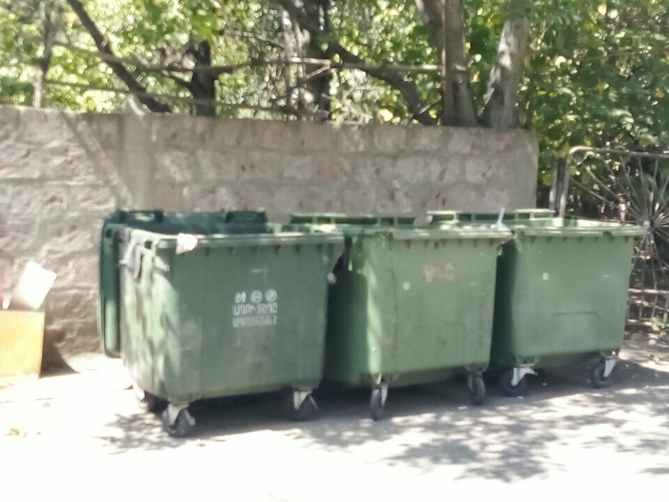 Ayrı çöp toplama noktası Waste sorting point, Erivan, foto