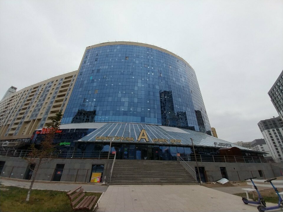 Parsel otomatı Kaspi Postomat, Astana, foto