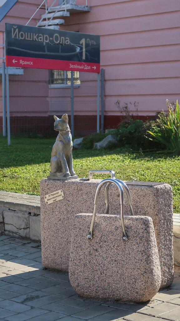 Park, sokak heykeli Кошка на чемодане, Yoshkar‑Ola, foto