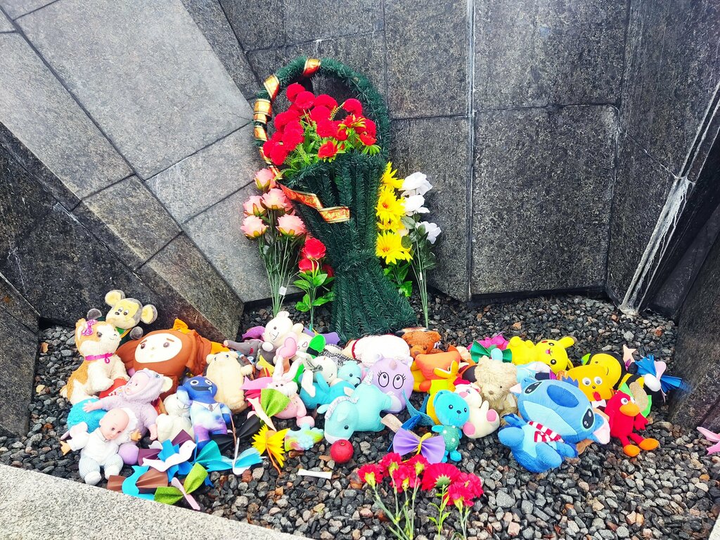 Anıt, heykel Крыша Сарая, Minskaya oblastı, foto