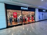 Mavi (Neftchilar Avenue No:42), giyim mağazası  Bakü'den