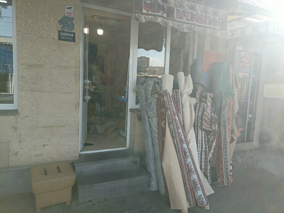 Kıyafet tamiri Armeno. official, Erivan, foto