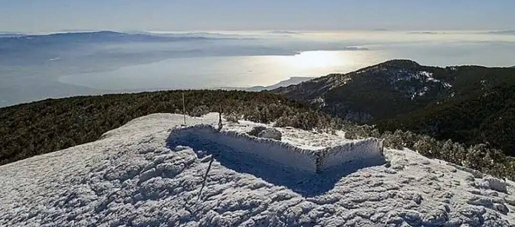 Turistik yerler Sarıkız Türbesi, Edremit, foto