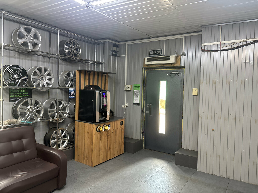 Jant ve lastikçiler Autobam South-West, Moskova, foto