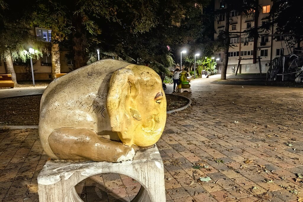 Park, sokak heykeli Слонёнок, Soçi, foto