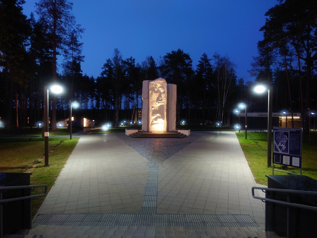 Anıt, heykel Мемориальный комплекс узникам Озаричского лагеря смерти, Gomelskaya oblastı, foto